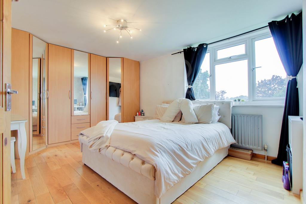 Kestrel Way, New Addington, CR0 2 bed maisonette - £1,475 pcm (£340 pw)
