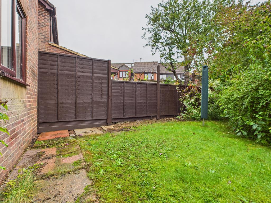 Vanburgh Gardens, Hatch Warren... 1 bed end of terrace house to rent ...