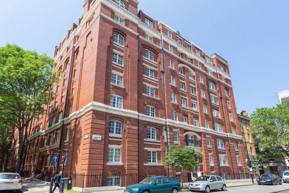 WC1H 3 bed apartment - £3,098 pcm (£715 pw)