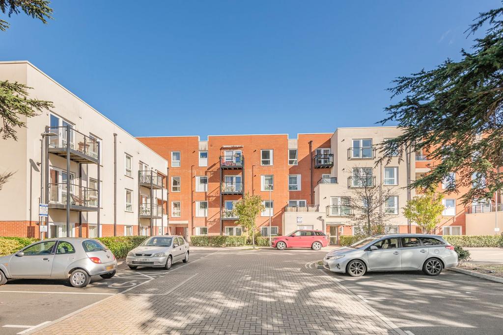 Magnolia House, Spelthorne Grove... 2 bed flat for sale - £191,750