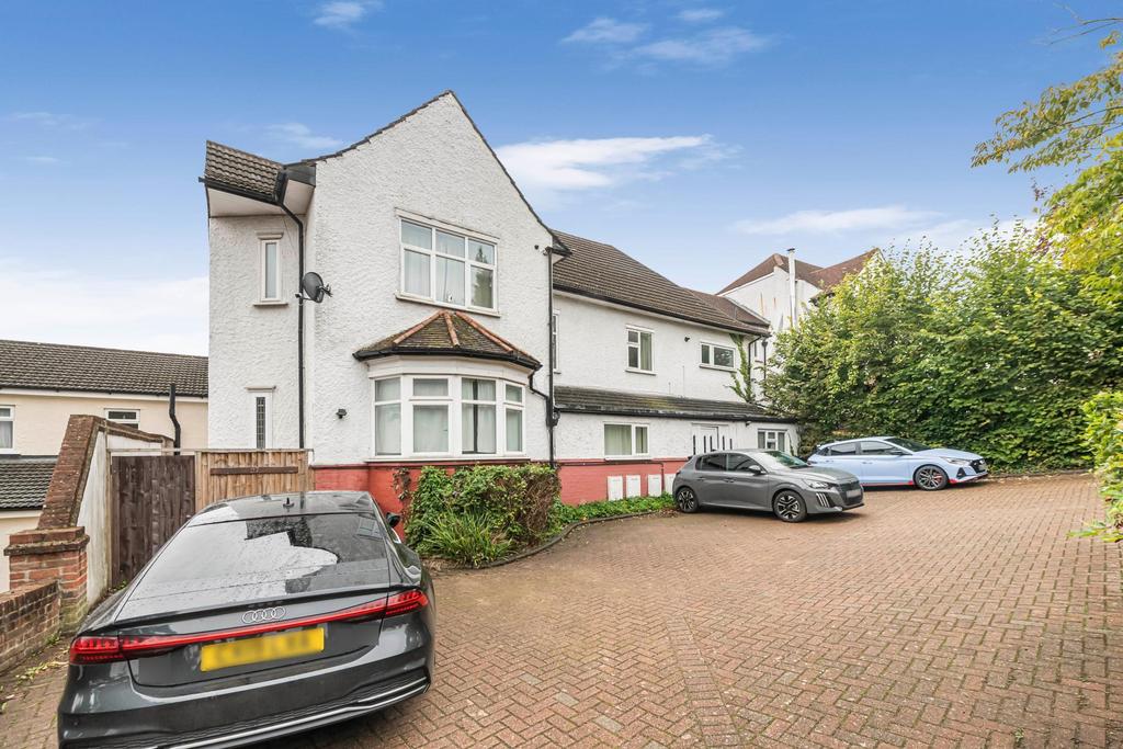 Smitham Downs Road, Purley, CR8 2 bed apartment - £1,600 pcm (£369 pw)