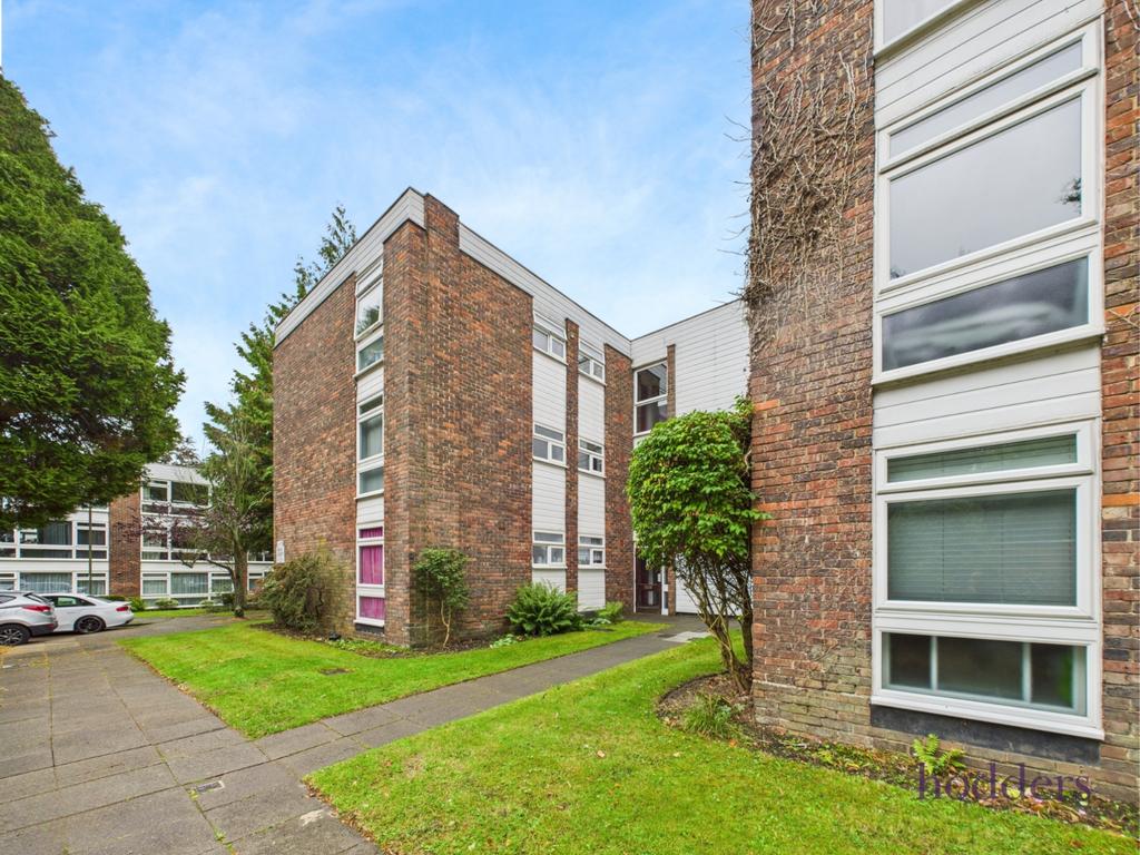 Moat Court, Shaw Close, Ottershaw... 2 bed apartment - £1,300 pcm (£300 pw)