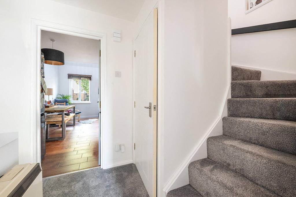 Alexandra Gardens, Woking GU21 2 bed maisonette for sale - £299,950