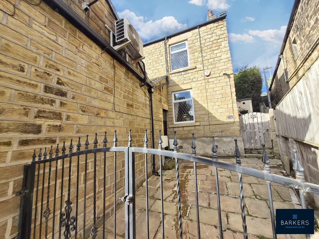 Low Lane, Birstall, Batley 3 bed semi-detached house - £995 pcm (£230 pw)