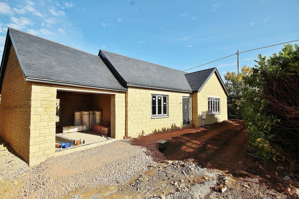 Milestone Road, Carterton, OX18 2 bed detached bungalow for sale - £450,000