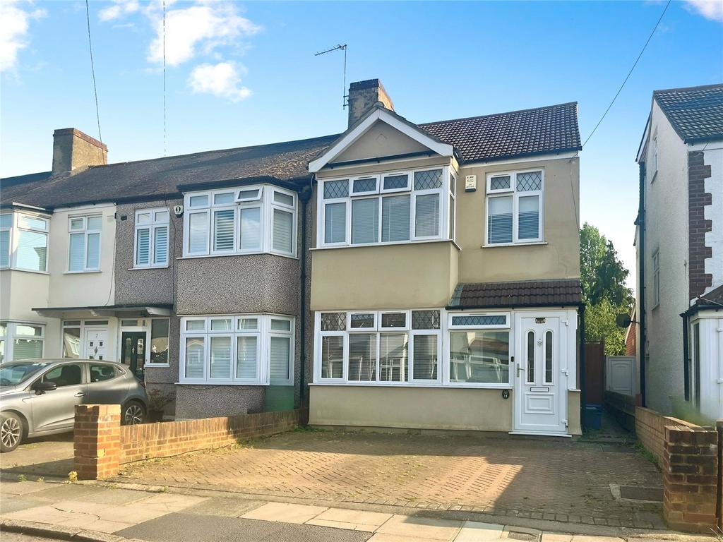 Vincam Close, Twickenham, TW2 4 bed semi-detached house - £2,600 pcm (£ ...