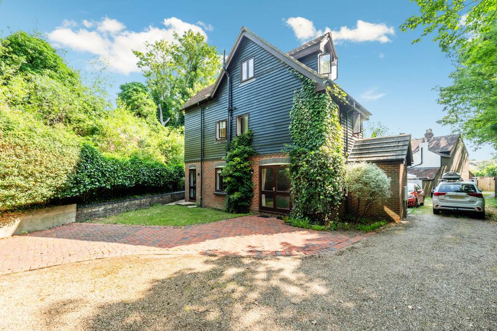 Adelphi Road, Epsom 4 bed detached house to rent - £2,800 pcm (£646 pw)