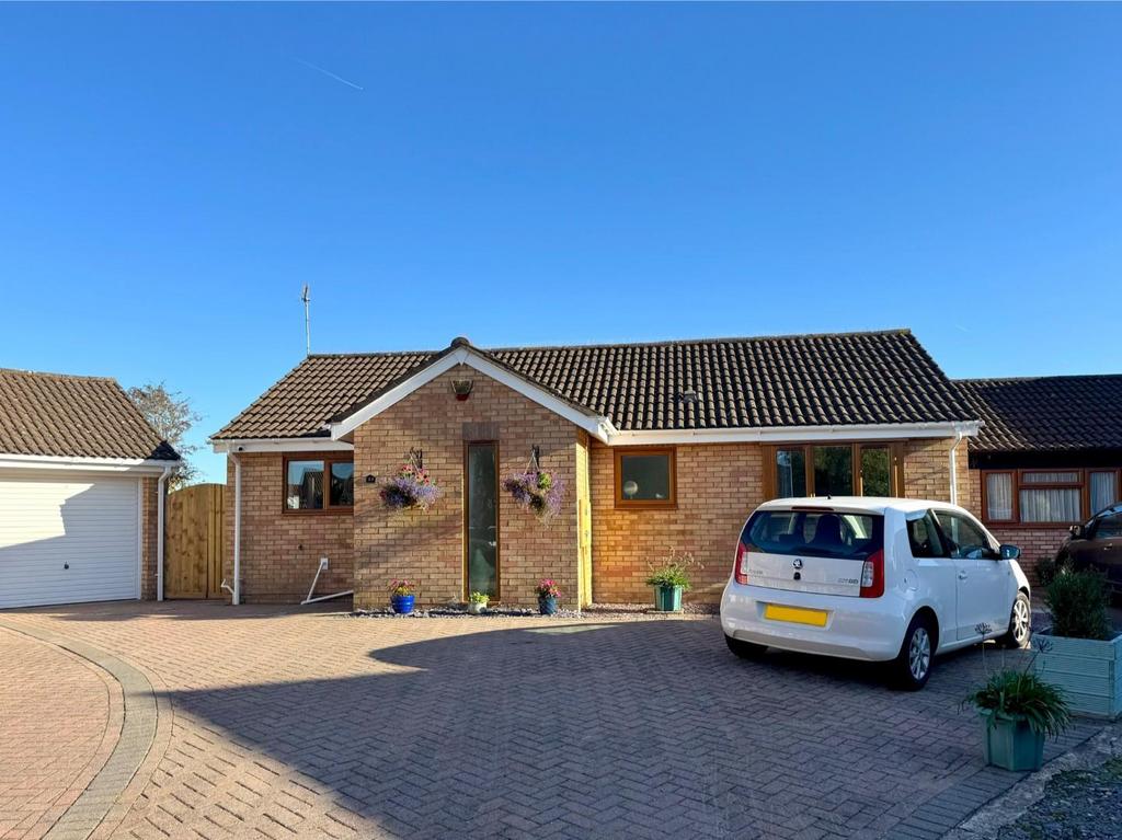 Cosmeston Drive, Penarth 2 bed detached bungalow - £395,000