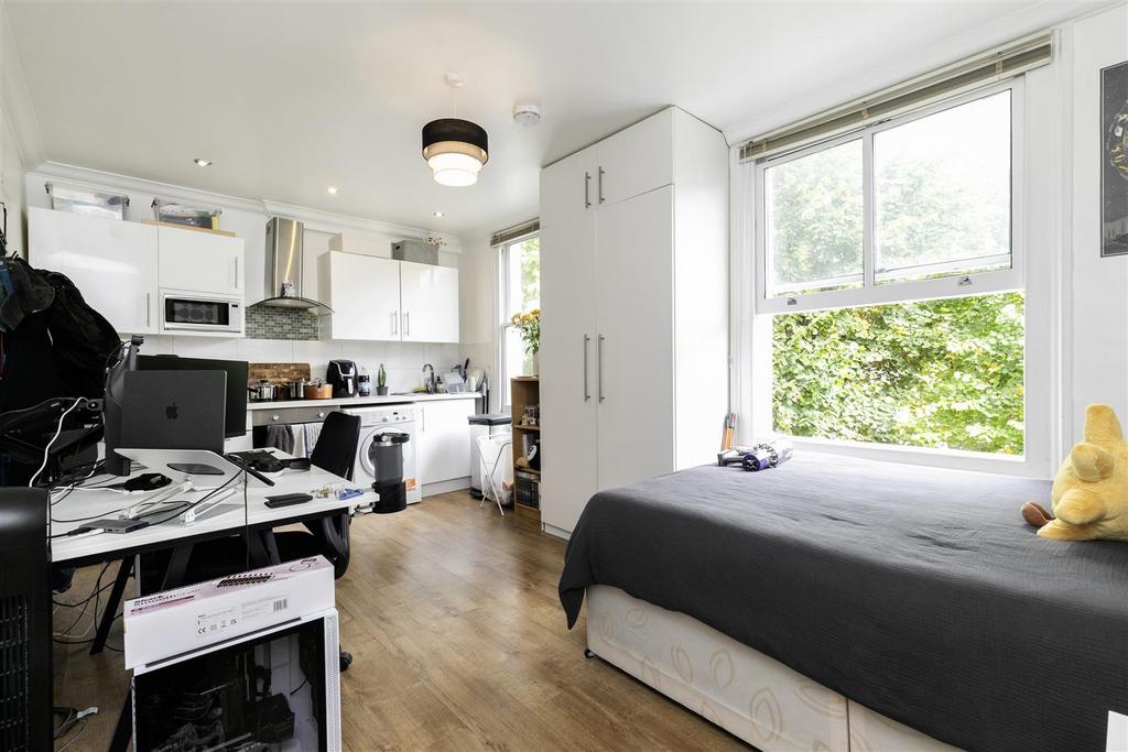 6 Bamborough Gardens, London W12 Studio - £1,550 pcm (£358 pw)