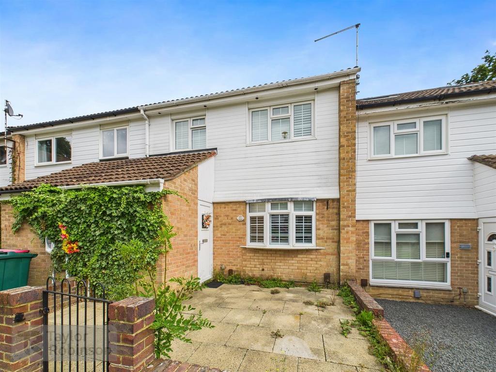 Kittiwake Close, Ifield, Crawley 3 bed terraced house for sale - £330,000