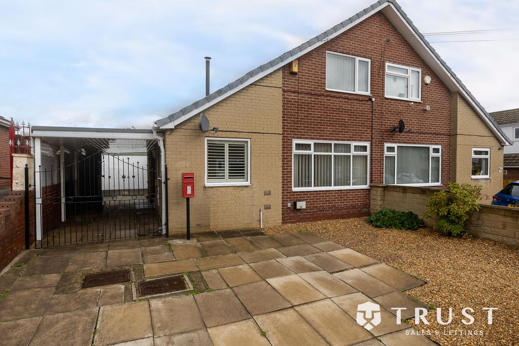 Carlinghow Lane, Batley, WF17 3 bed semi-detached house - £249,950