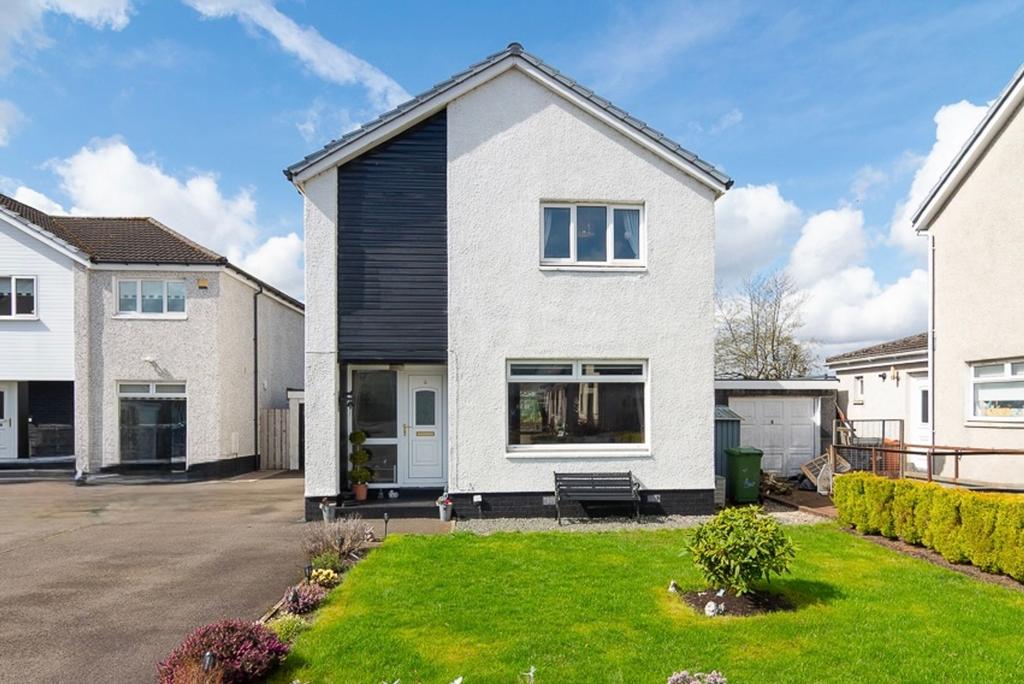 Craigbarnet Avenue, Torrance, G64 3 bed detached house - £295,000
