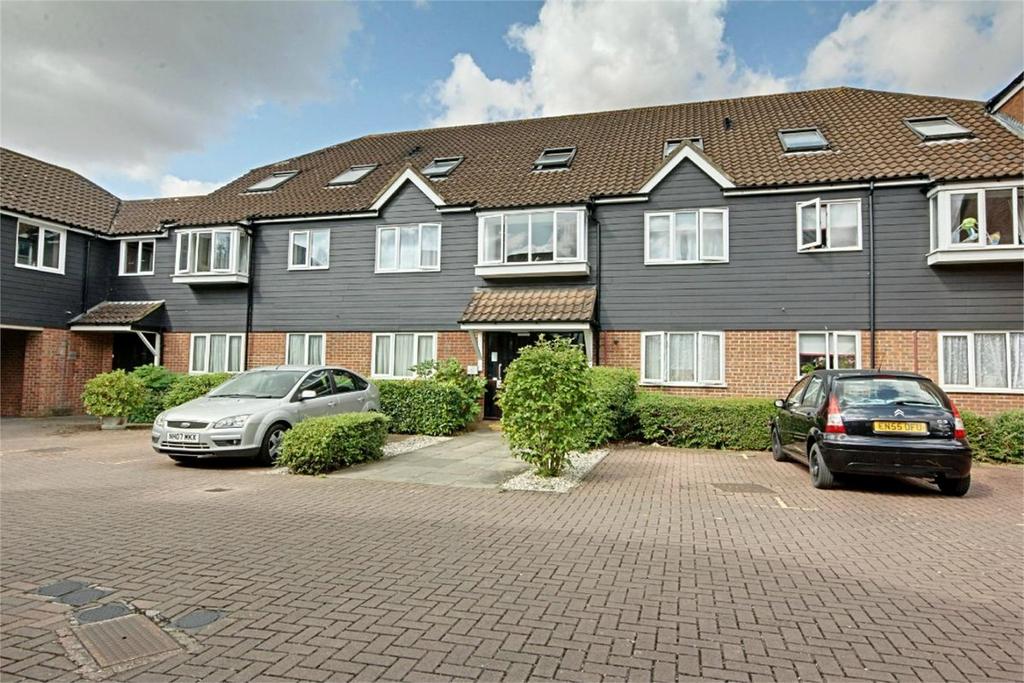 The Meadows, Sawbridgeworth, CM21 2 bed apartment - £250,000