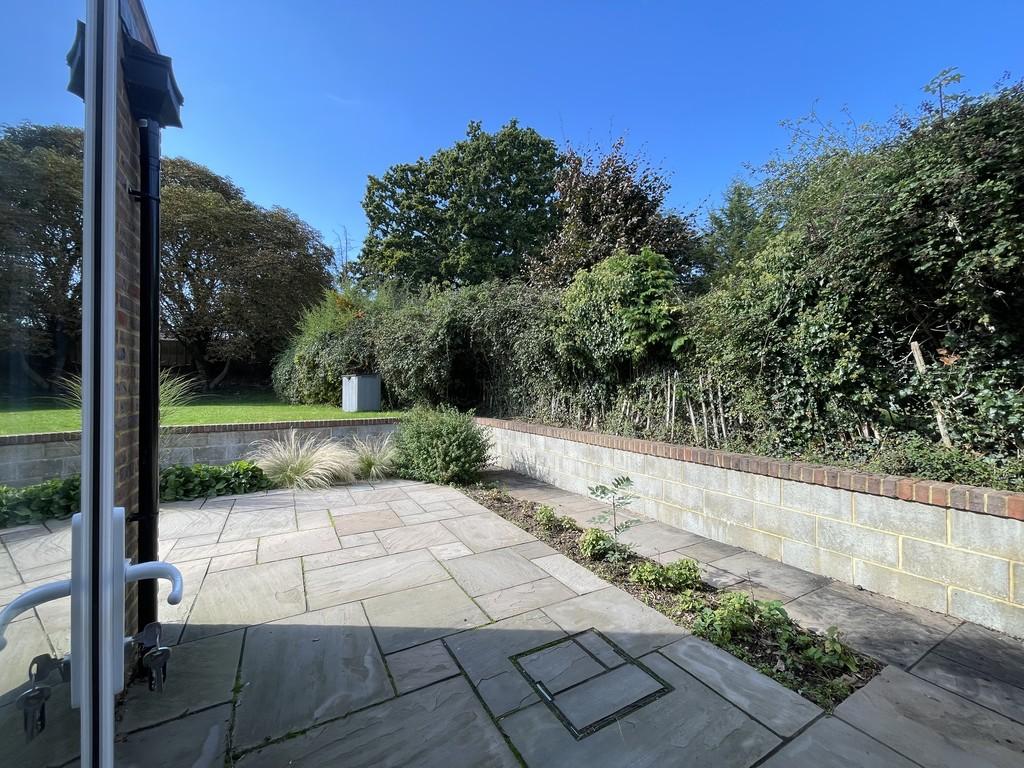 Pillarbox House, Godstone RH9 2 bed ground floor flat - £1,700 pcm (£ ...