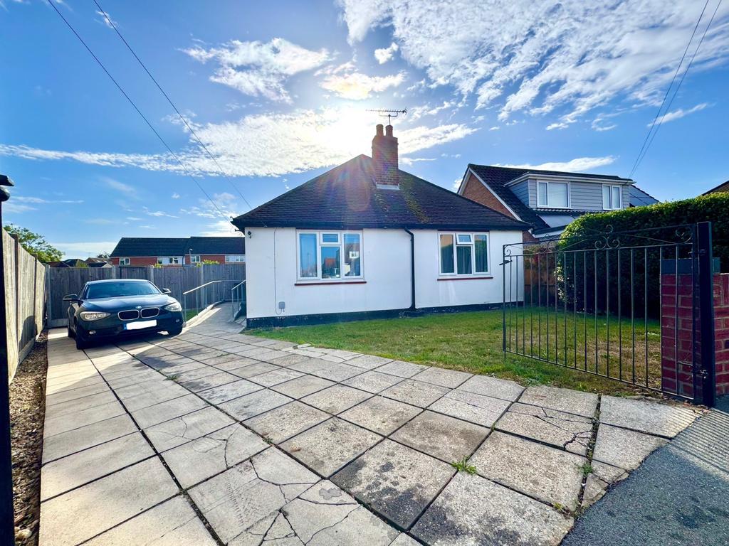 Wallace Crescent, Chelmsford, CM2 9QN 2 bed detached bungalow - £1,750 pcm (£404 pw)
