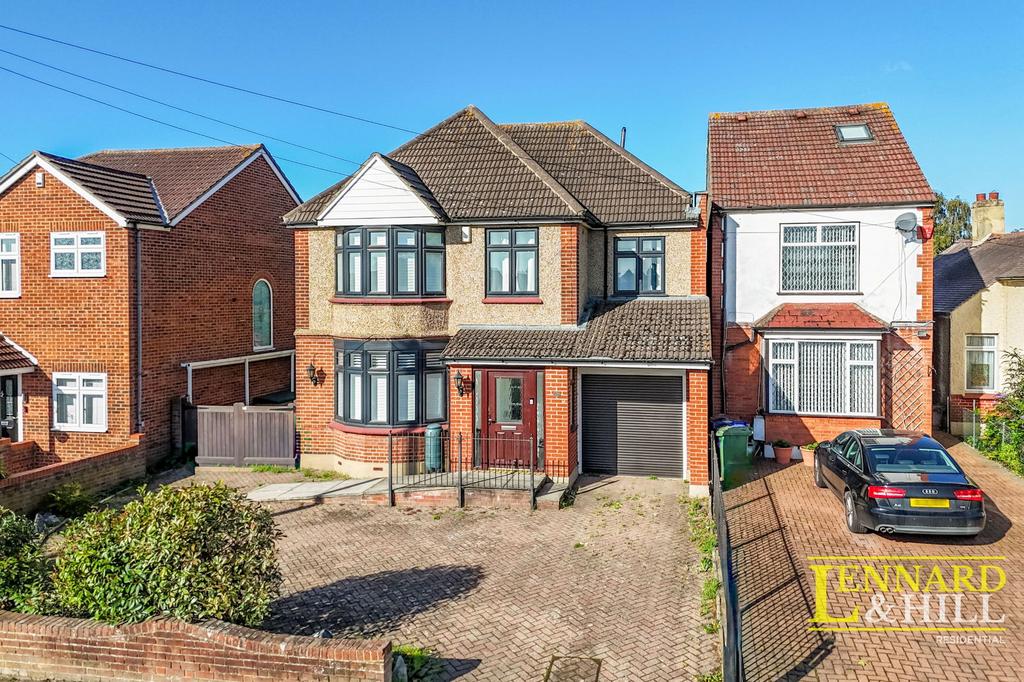 Windsor Avenue, Grays RM16 5 bed detached house - £650,000
