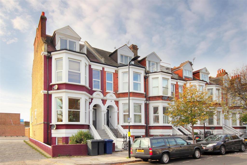 Larden Road, W3 3 bed apartment - £2,600 pcm (£600 pw)
