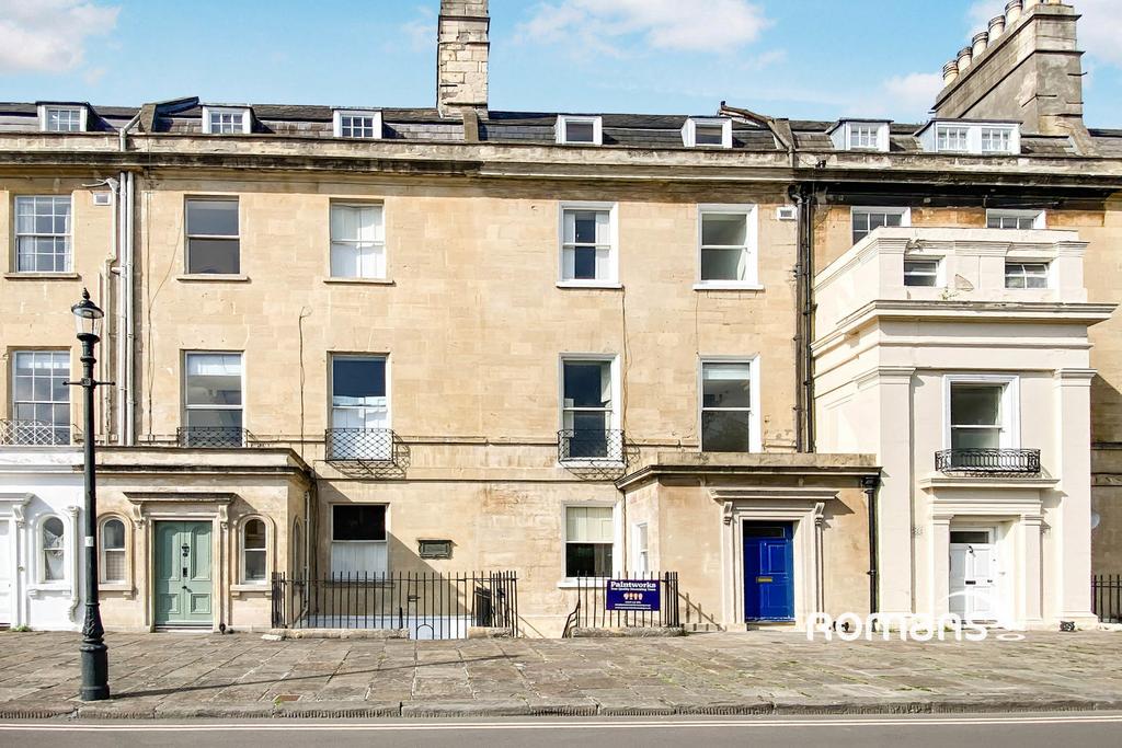 Queens Parade, Bath, Somerset, BA1 2 bed flat - £1,395 pcm (£322 pw)