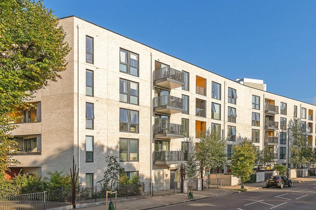 Barrington Road, London SW9 2 bed flat to rent - £2,500 pcm (£577 pw)