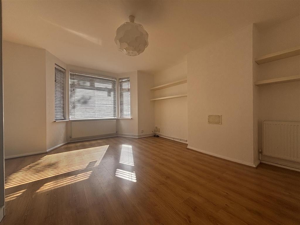 Aboyne Road, Neasden 2 bed flat - £1,750 pcm (£404 pw)