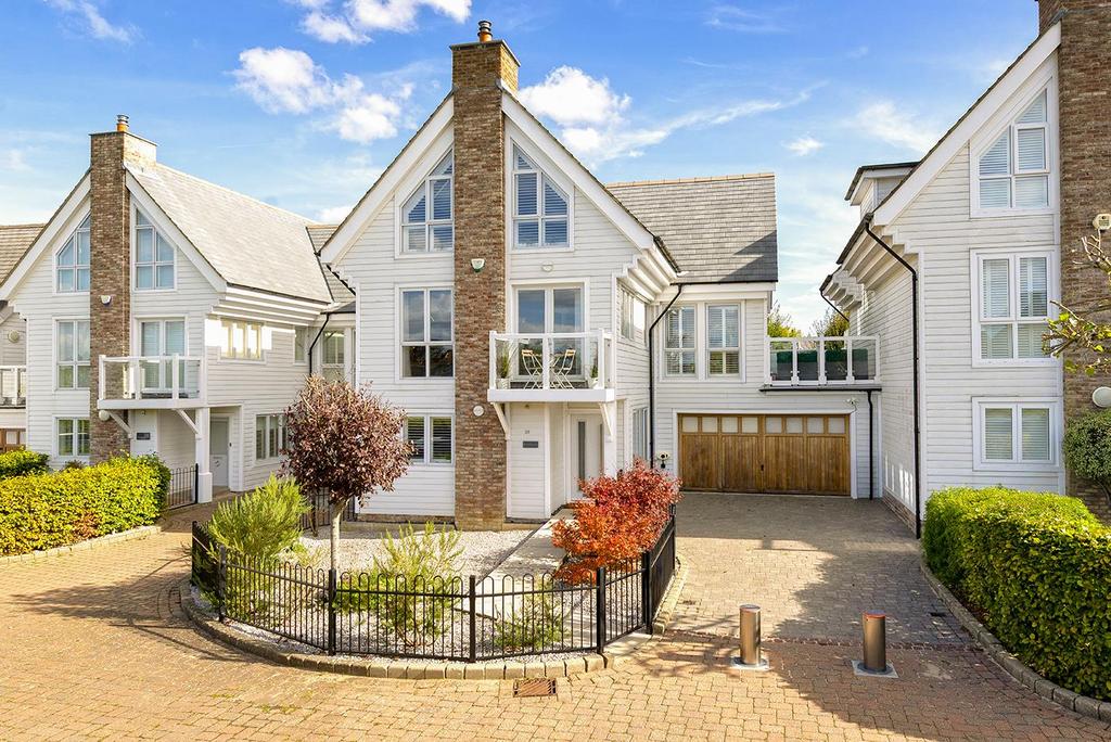 Rougemont, Kings Hill, ME19 4QD 3 bed detached house - £850,000