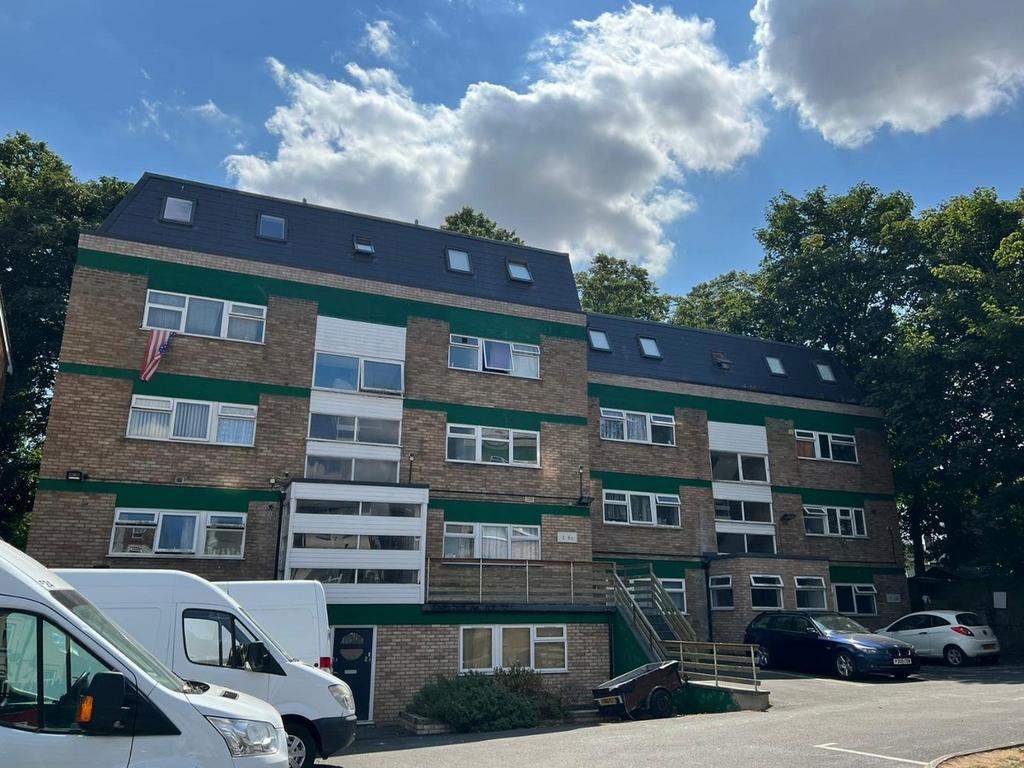 Brook Street, Luton LU3 1 bed flat - £850 pcm (£196 pw)