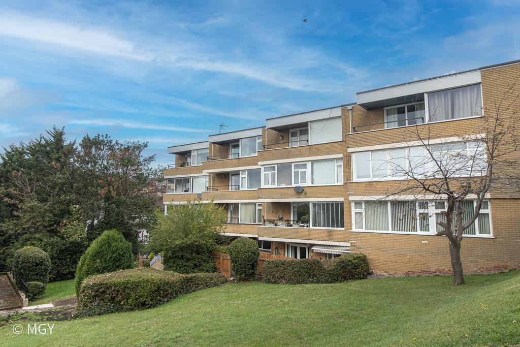 Yew Tree Court, Barry CF62 2 bed apartment - £975 pcm (£225 pw)