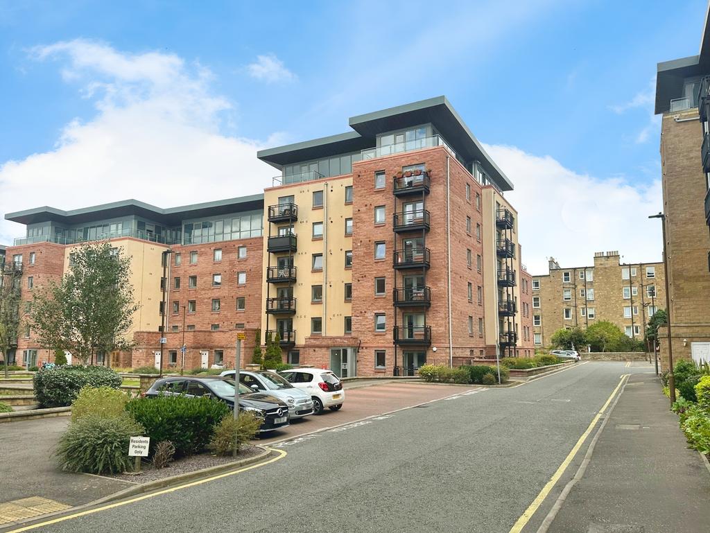 Slateford Gait, Slateford, Edinburgh... 2 bed flat - £1,395 pcm (£322 pw)