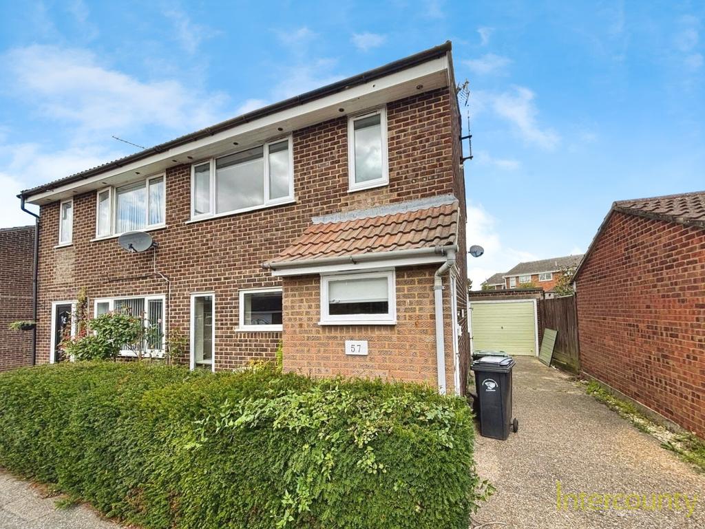Ross Close, Essex CB11 3 bed semi-detached house - £1,400 pcm (£323 pw)