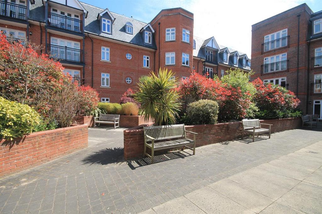 LERET WAY, LEATHERHEAD KT22 1 bed apartment - £1,350 pcm (£312 pw)