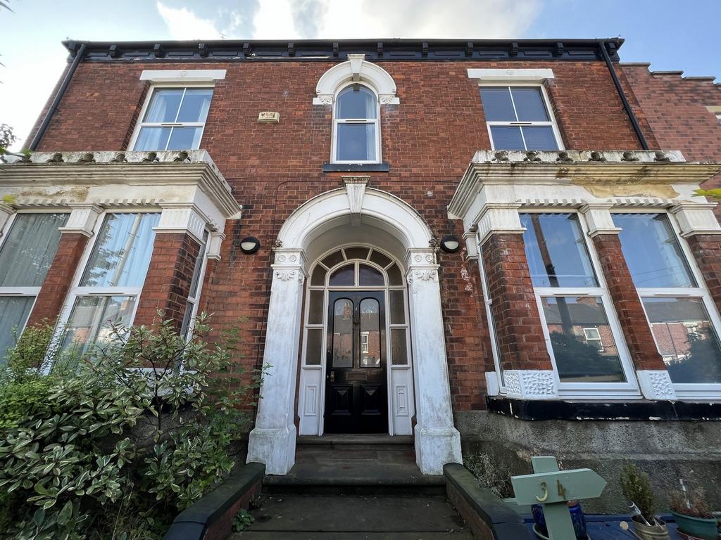 Laburnum House, 198 Grovehill Road... 3 bed townhouse - £795 pcm (£183 pw)