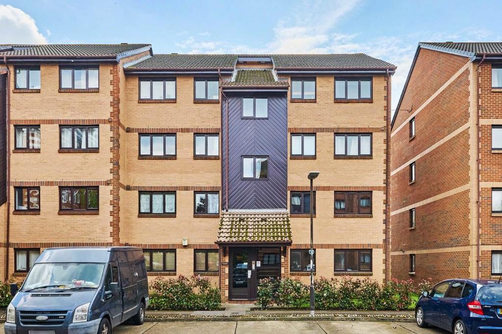 Cross Road, London SW19 2 bed flat to rent - £1,750 pcm (£404 pw)