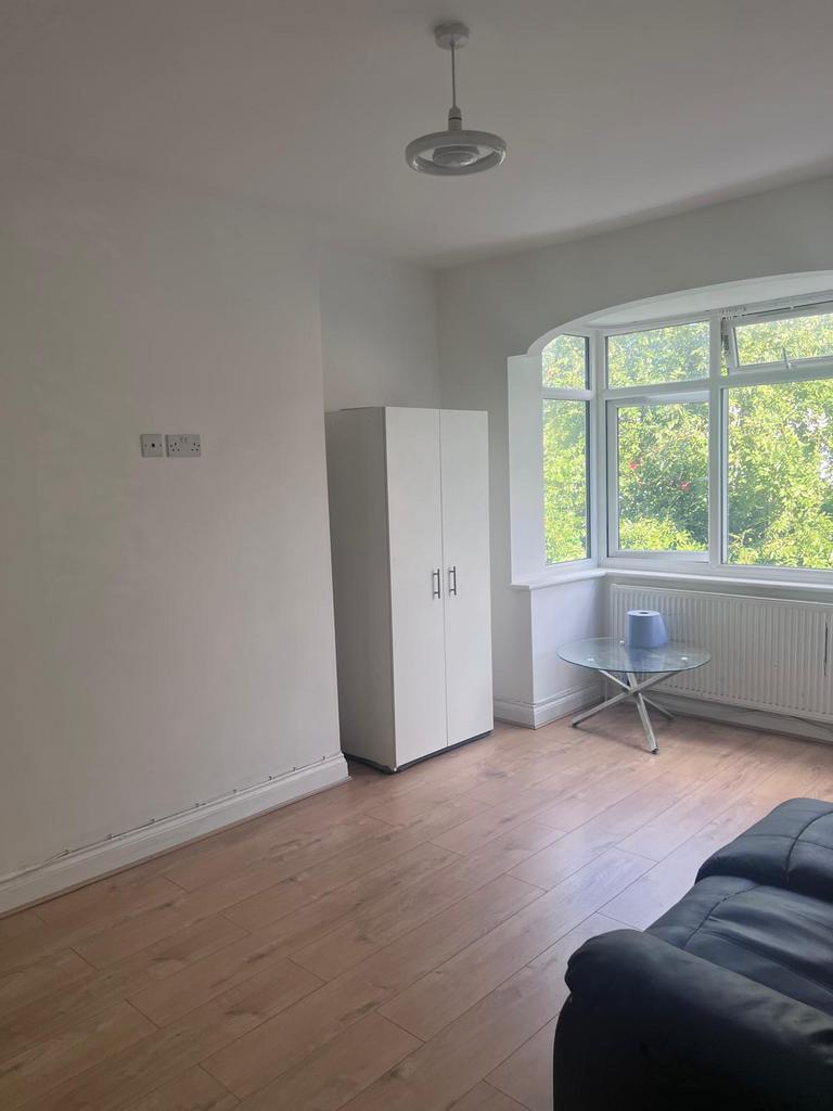 Henley Court, Hendon, NW4 2 bed flat - £1,998 pcm (£461 pw)