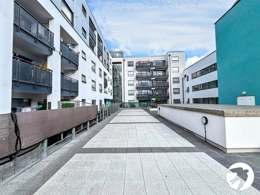 Erith High Street, Erith, DA8 2 bed flat - £1,700 pcm (£392 pw)