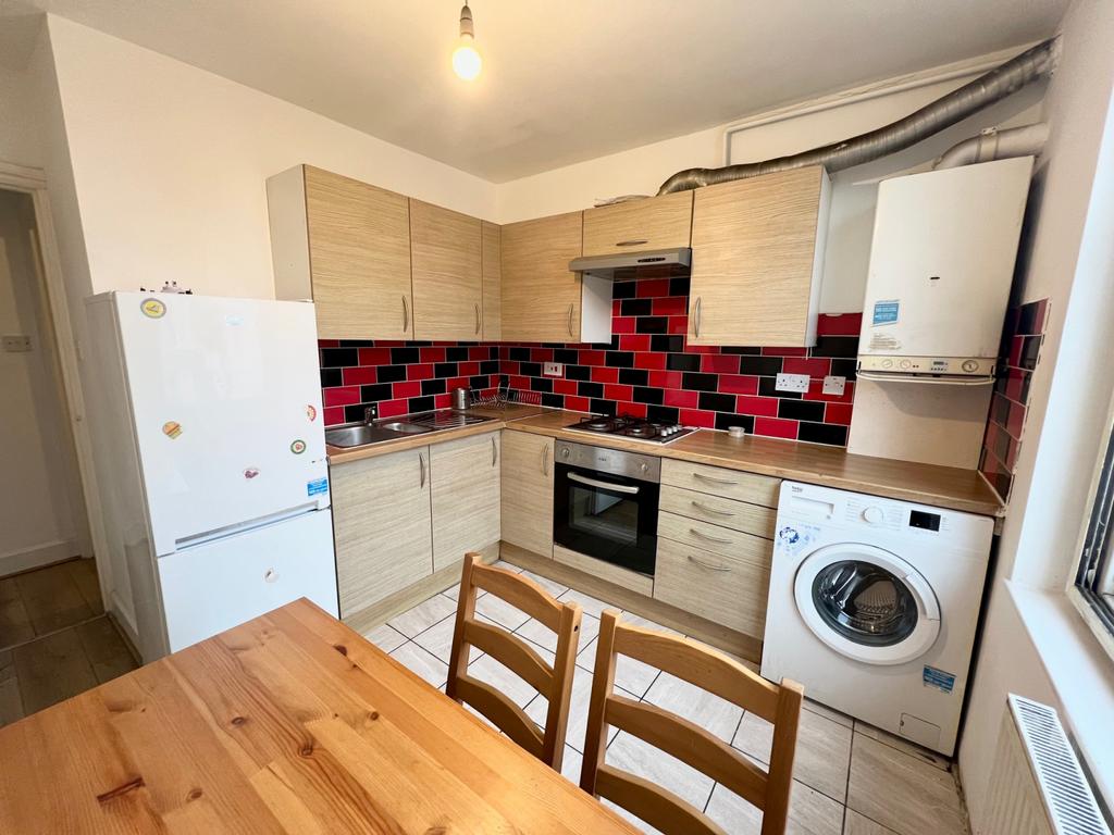 Amersham Road, SE14 6QF 2 bed flat - £1,600 pcm (£369 pw)