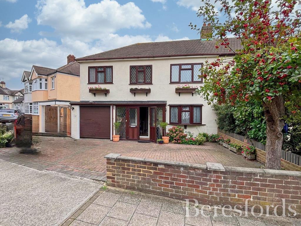 Newbury Gardens, Upminster, RM14 4 bed semi-detached house - £560,000
