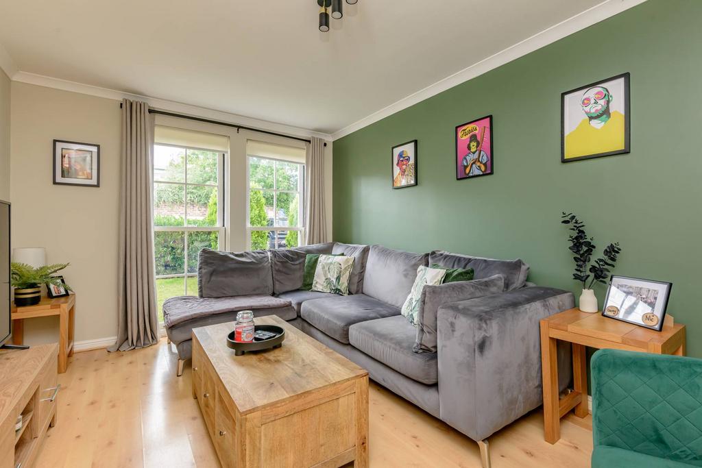 Willowbrae Road, Edinburgh EH8 2 bed ground floor flat - £250,000