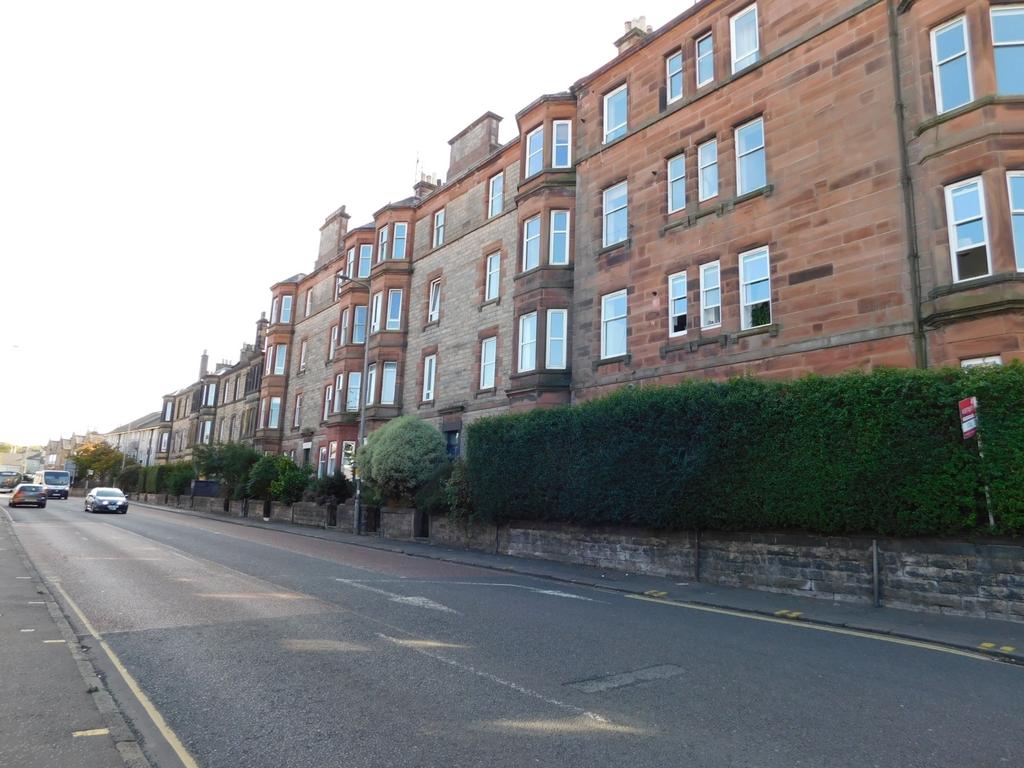 54, Willowbrae Road, Edinburgh, EH8 7HA 3 bed flat - £1,650 pcm (£381 pw)