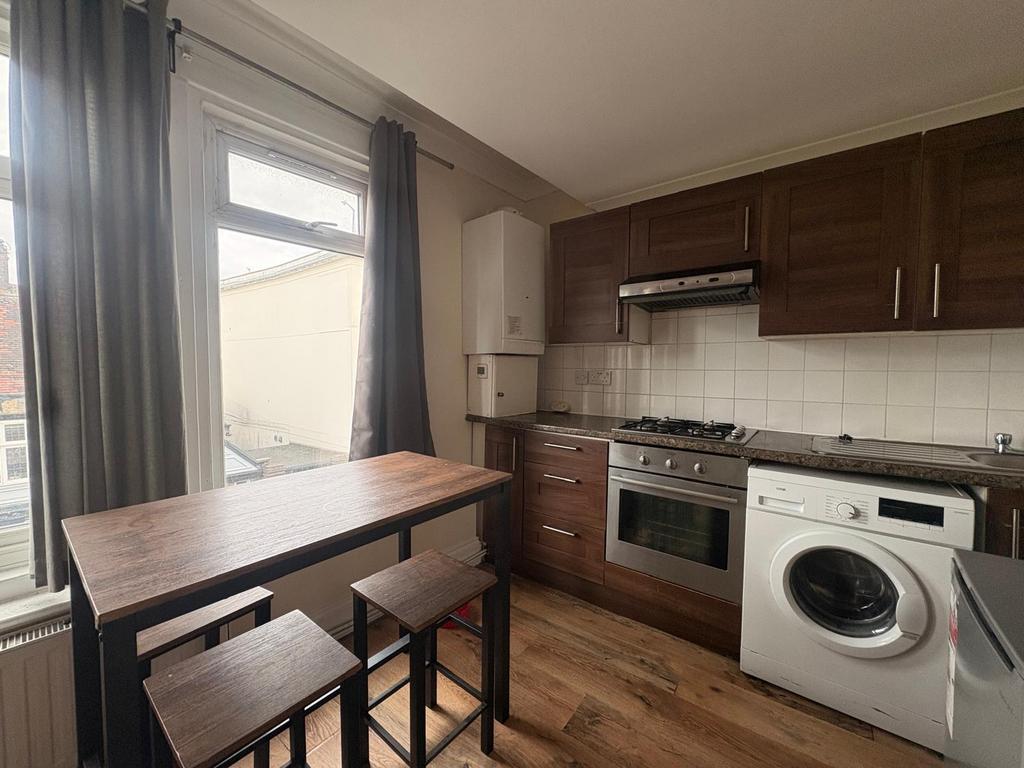 Ballards Lane, London N12 2 bed flat - £1,600 pcm (£369 pw)