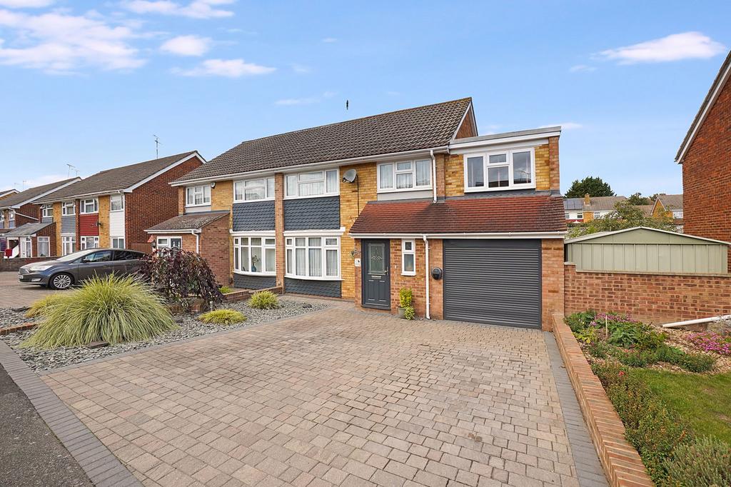 Woodberry Drive, Sittingbourne ME10 4 bed semi-detached house - £375,000