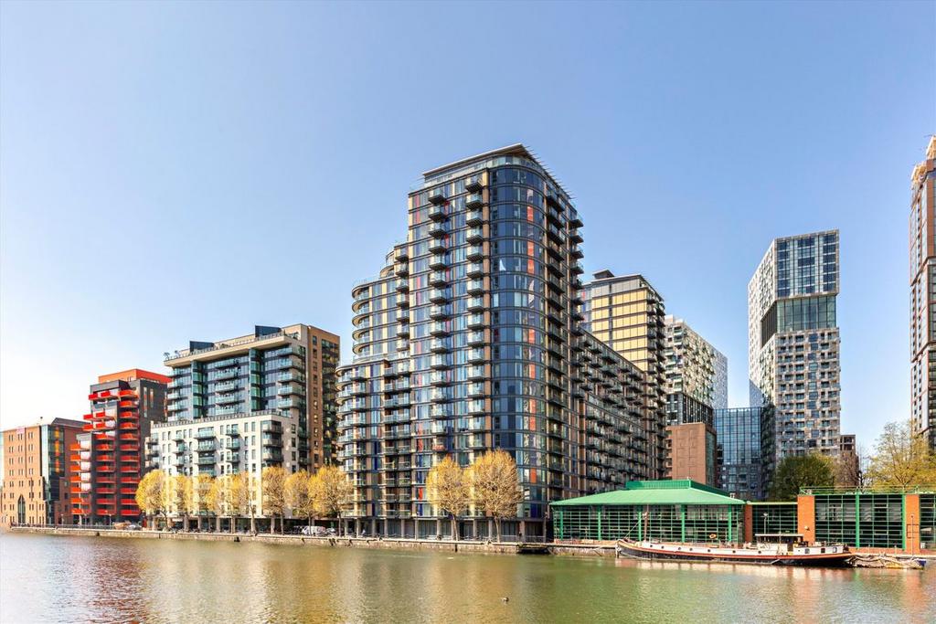 Millharbour, London E14 2 bed flat - £2,700 pcm (£623 pw)