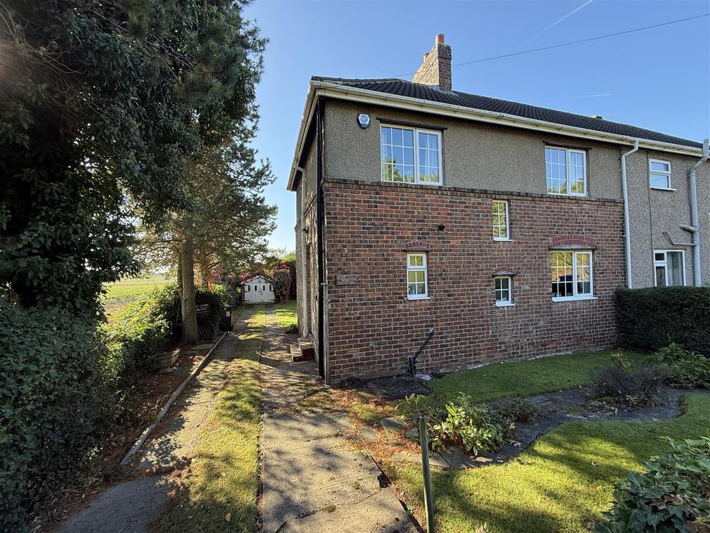 Owston Lane, Carcroft, Doncaster 3 bed semi-detached house - £150,000