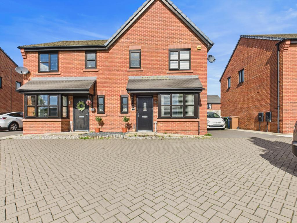 Broadway, Hyde SK14 4GA 3 bed semi-detached house - £270,000