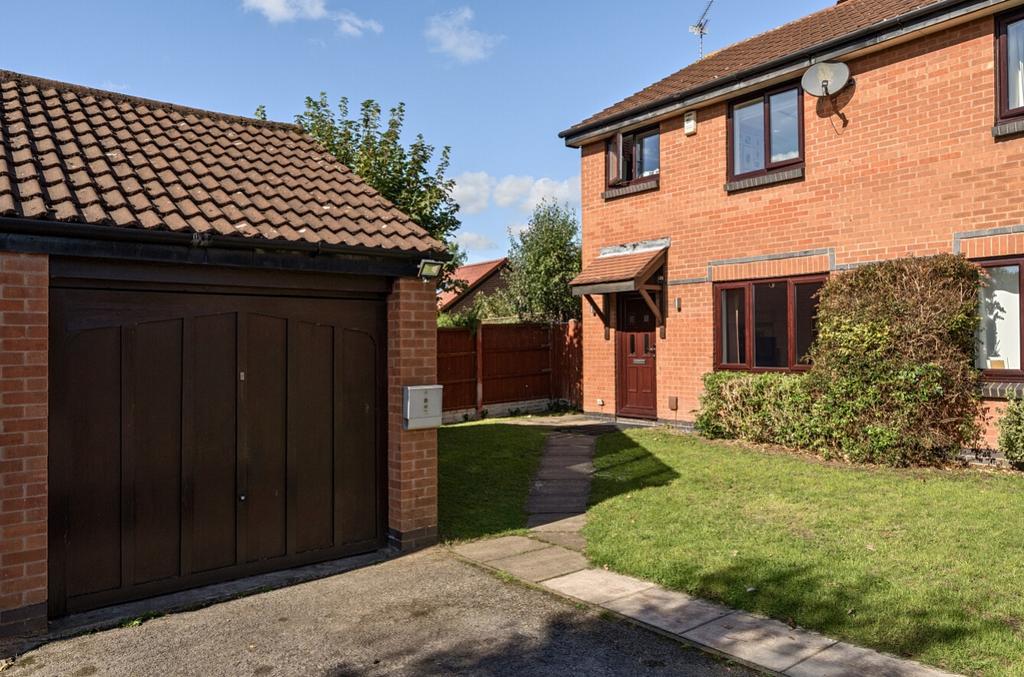 Christopher Close, Nottingham NG8 3 bed semi-detached house - £300,000