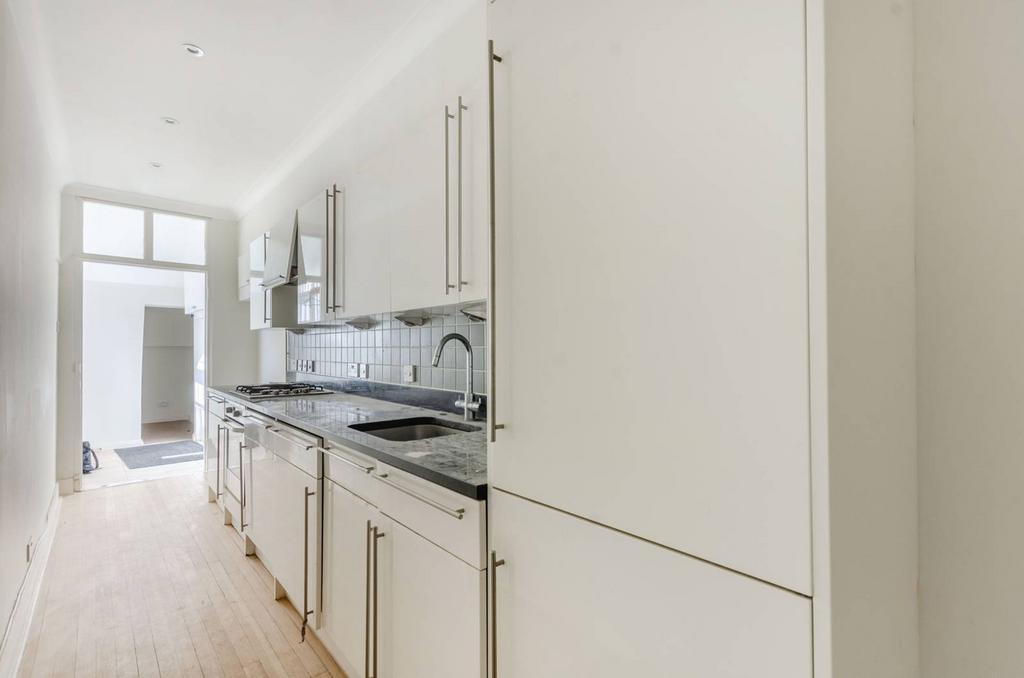 Rosary Gardens, South Kensington... 2 bed flat - £6,500 pcm (£1,500 pw)