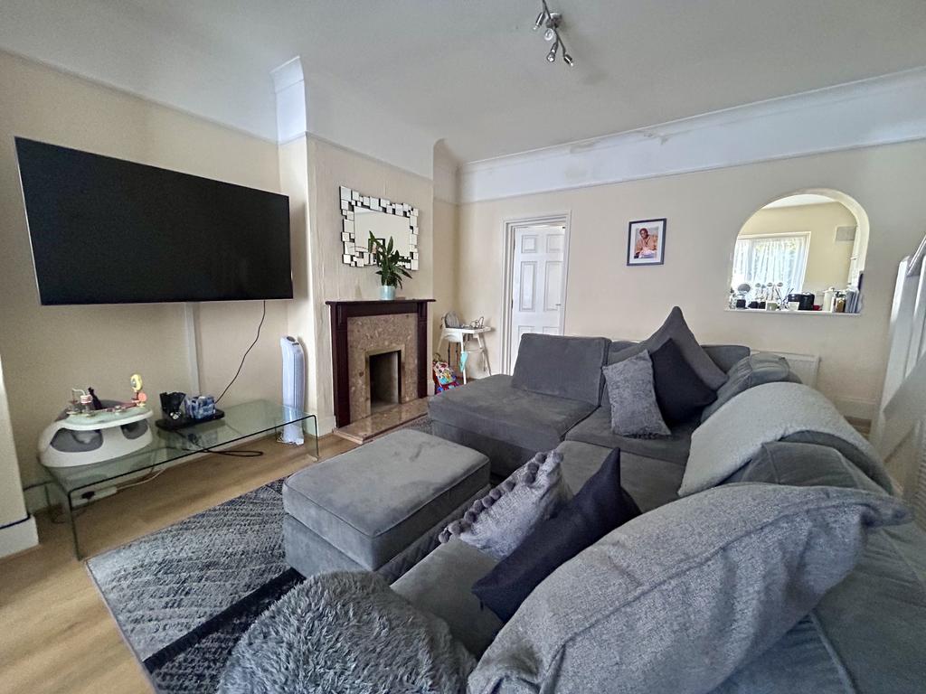 Brocklesby Road, SE25 2 bed terraced house - £1,800 pcm (£415 pw)