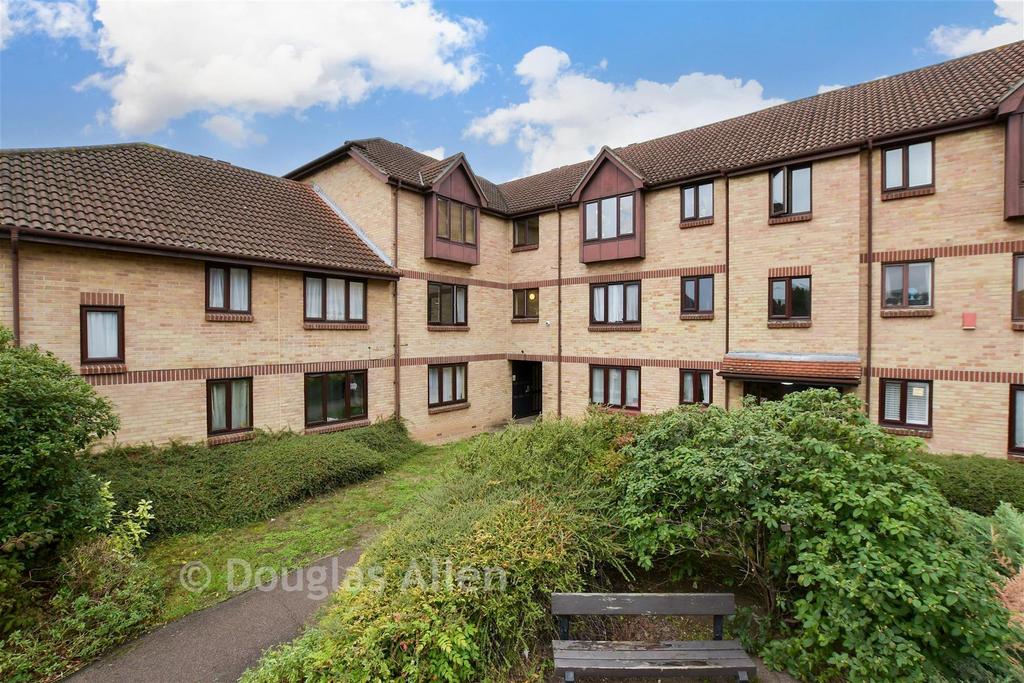 Maple Court, Dagenham RM8 3 bed flat for sale - £208,500
