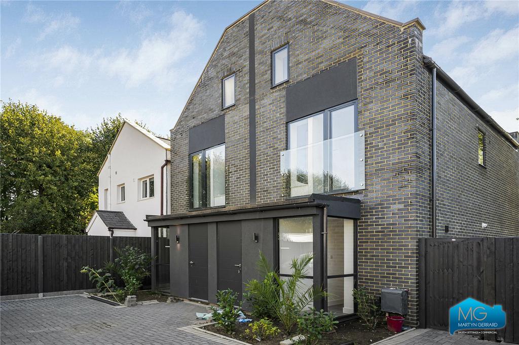 Victoria Road, Barnet, EN4 3 bed semi-detached house - £2,999 pcm (£692 pw)