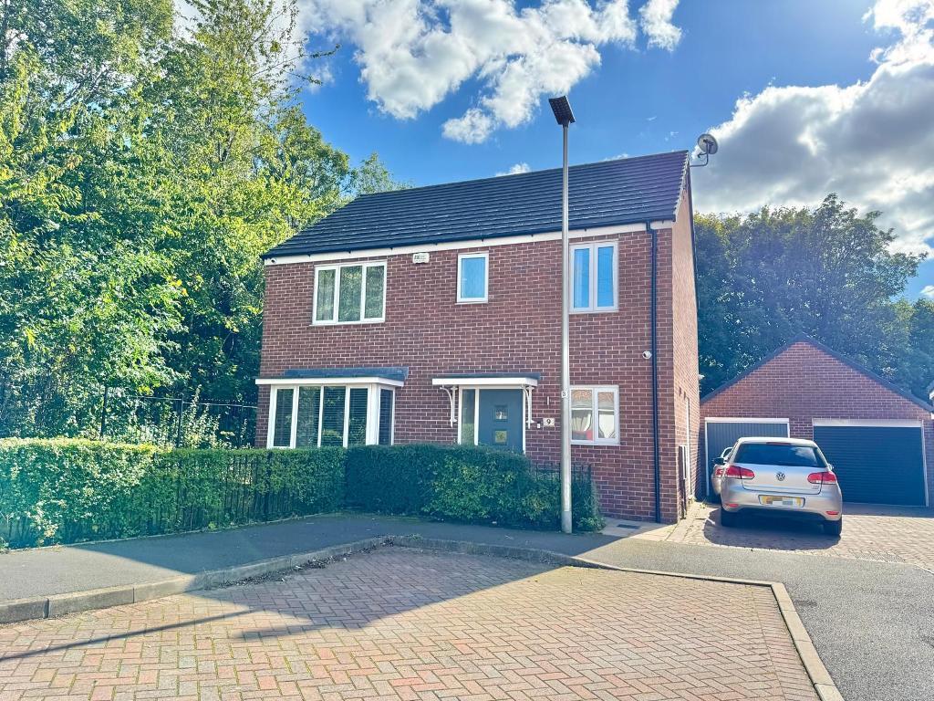 Brockhouse Close, West Bromwich, B70 0LA 4 bed detached house - £375,000