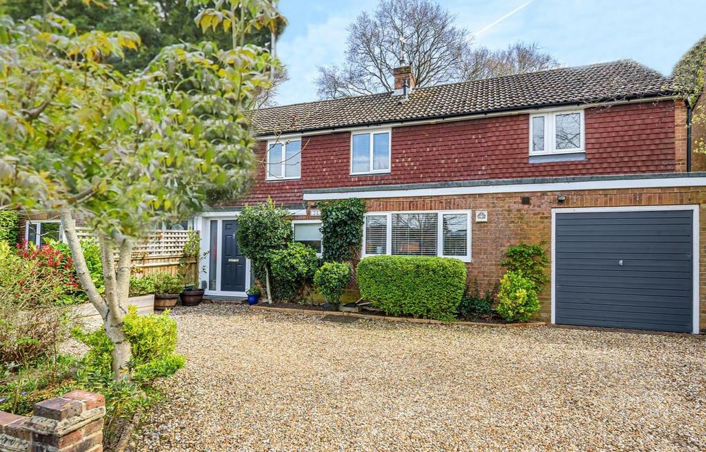 Glen Road, Fleet GU51 4 bed semi-detached house for sale - £650,000
